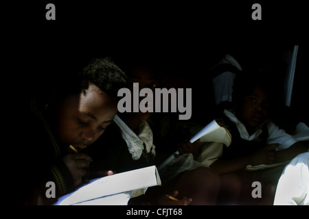 Learners at the Vuyolwethu Combined School in Rondebult in the East ...