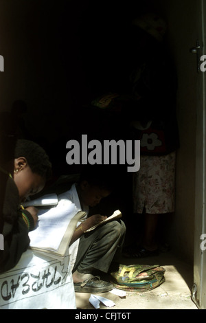 Learners at the Vuyolwethu Combined School in Rondebult in the East ...