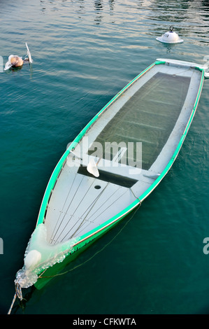 Sunken boat. Boat swamped and sunk in water at mooring Stock Photo - Alamy