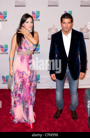 Guests Univision's Premio Lo Nuestro a La Musica Latina Awards at ...