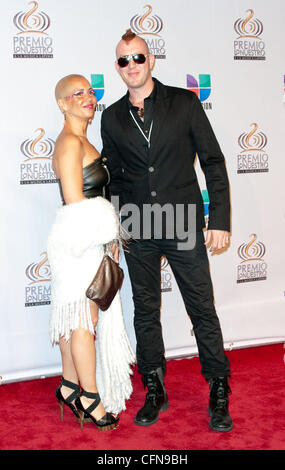 Guests Univision's Premio Lo Nuestro a La Musica Latina Awards at ...
