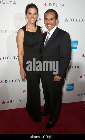 LA Mayor Antonio Villaraigosa and Lu Parker The 'Avatar' Cast celebrate ...