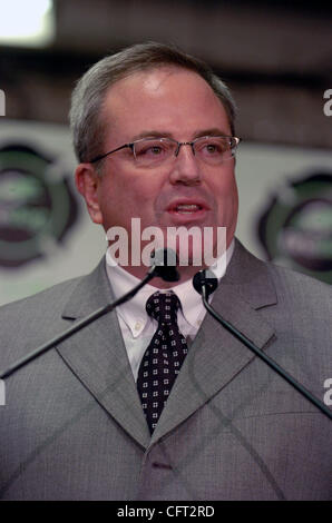 Philip J. Schoonover (R), Chairman, President and CEO of Circuit City ...