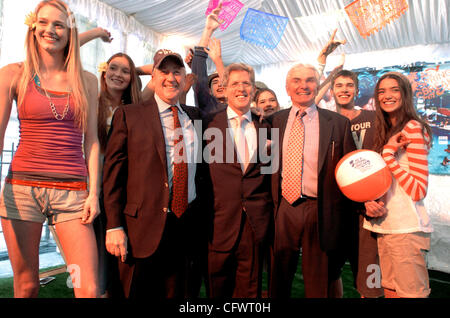 America Eagle Vice-Chairman Roger Markfield (L), Chairman Jay ...