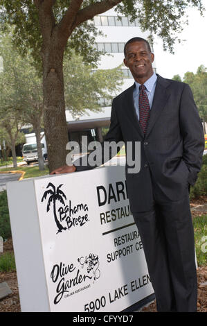 Darden Restaurants CEO Clarence Otis, right, with his wife, Jacqui ...