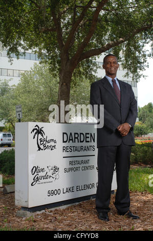 Darden Restaurants CEO Clarence Otis, right, with his wife, Jacqui ...