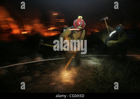 Photo by: Guy Kitchens Del Rosa Hotshots Danielle Cadenas left, and ...