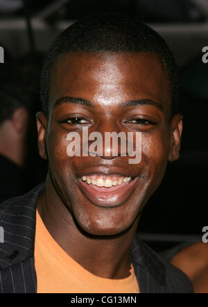 Jul 23, 2007 - New York, NY, USA - Actor BOBBY CANNAVALE wears a cast ...