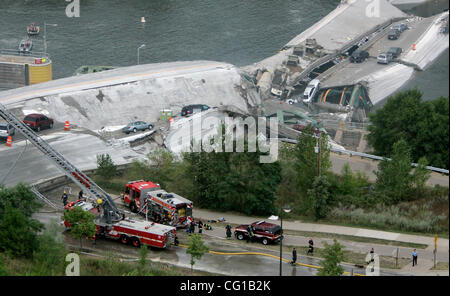 Aug 02, 2007 - Minneapolis, Minnesota, USA - I-35W freeway bridge ...