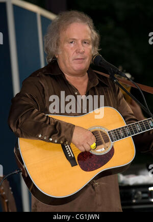 "American Pie" singer/songwriter Don McLean poses over his new star on ...