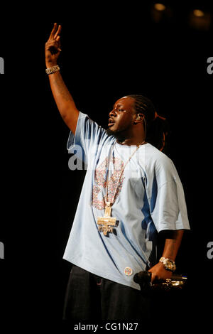 T-Pain performing at The Scream Tour at Madison Square Garden on August ...