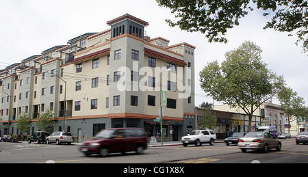Apartment building on Telegraph and 48th in the Temescal area of ...