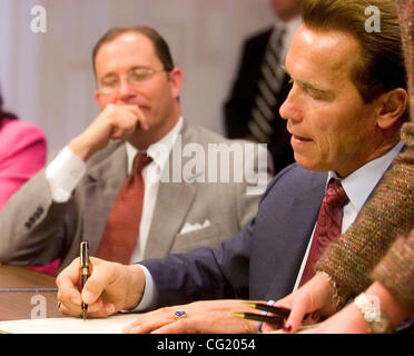 Assembly Republican Leader, Mike Villines, R-Clovis, left talks with ...