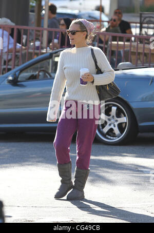 Molly Sims in pink jogging bottoms and Ugg boots goes out for a coffee ...