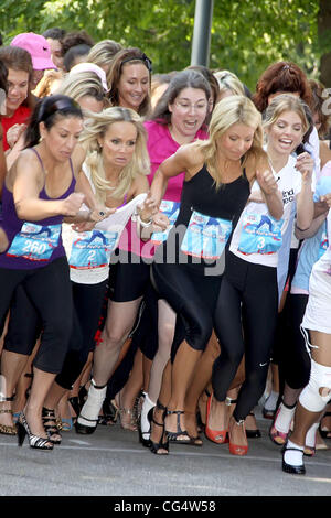 Kristin Chenoweth and Kelly Ripa High Heel-A-Thon charity race on 'Live ...