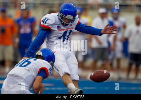 Boise State place kicker Dan Goodale (41) in the first half during the ...