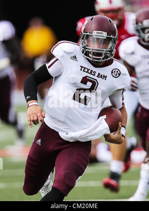 Texas A&M Aggies quarterback Johnny Manziel (2) audibles during an NCAA ...