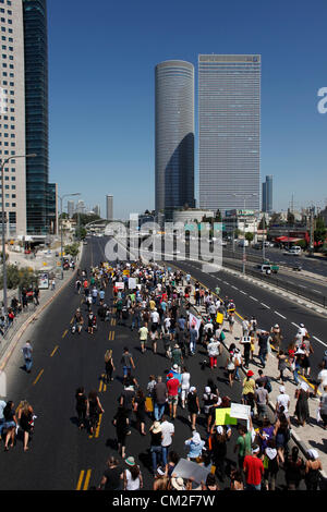 Israel daily Maariv newspaper employees and their supporters hld signs ...