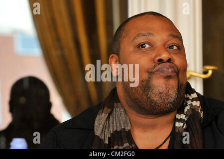 Singer Derrick Lawrence speaks about premiere of Erich Wolfgang ...