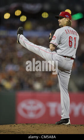 Cincinnati Reds starting pitcher Bronson Arroyo delivers a pitch to the ...