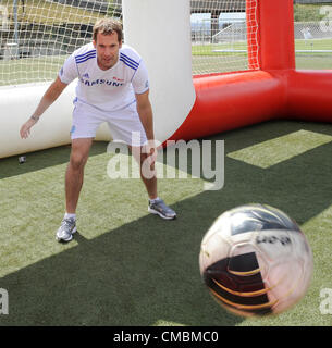 Petr Cech, goalkeeper of Chelsea, trains young Czech soccer players ...