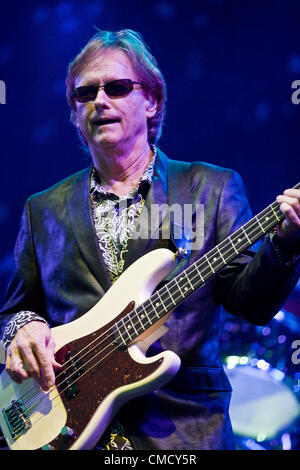 Richard Page performs with Ringo Starr and the All Starr Band at the ...