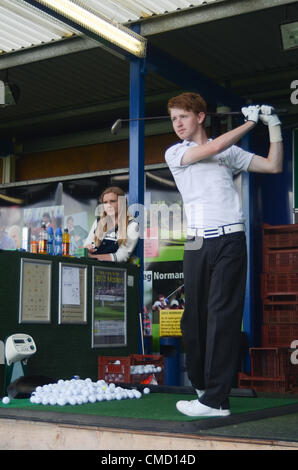 Simon Jones (Age 20) a professional golfer from Hastings Has broken the ...