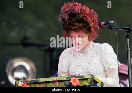Rock star / musician / singer / frontwoman / keyboardist Hannah Hooper ...