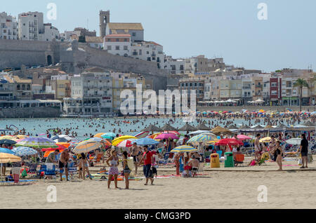Peñiscola beach with hundred of people enjoy of Mediterranean sea ...