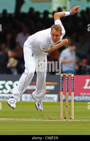 England's Stuart Broad bowling during day three of the Third Test match ...