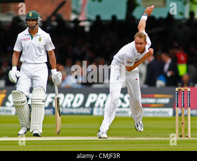 England's Stuart Broad bowling during day three of the Third Test match ...