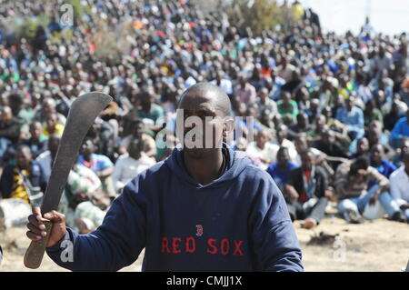 16th Aug 2012. RUSTENBURG, SOUTH AFRICA: Police officers open fire on ...
