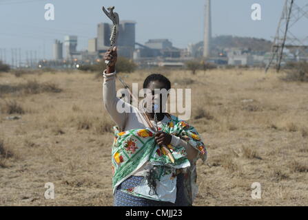 16th Aug 2012. RUSTENBURG, SOUTH AFRICA: Police officers open fire on ...