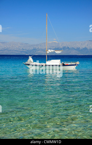 Yacht moored in Divna bay, Peljesac peninsula, Croatia Stock Photo - Alamy