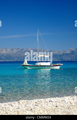 Yacht moored in Divna bay, Peljesac peninsula, Croatia Stock Photo - Alamy