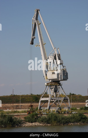 Clam shell crane bucket Stock Photo - Alamy