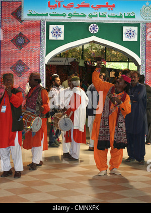 Karachi, Pakistan, Pakistani man with his dancing black bear Stock ...