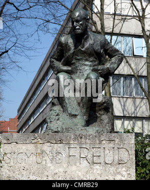 Statue of Sigmund Freud, founder of psychoanalysis, in Hampstead ...