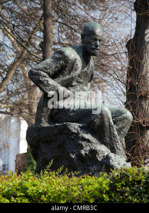 Statue of Sigmund Freud, founder of psychoanalysis, in Hampstead ...
