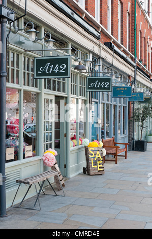 Rows of shops in Old Spitalfields Market, London Stock Photo - Alamy