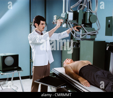 old-fashioned x-ray machine and patient Stock Photo - Alamy