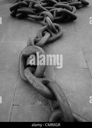 heavy big chains detail close up Stock Photo - Alamy