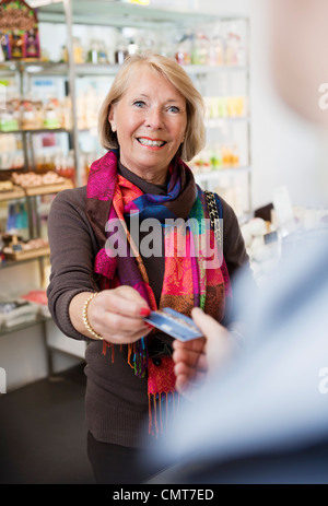 Salesman giving credit card Stock Photo - Alamy