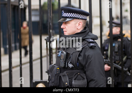 London, England, UK. Armed police officer with a Heckler & Koch MP5 9mm ...