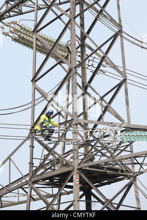 Workers maintain an electricity pylon Stock Photo - Alamy