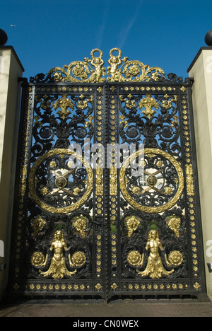 Mansion house with huge gold gates, excessive private wealth Hampstead ...