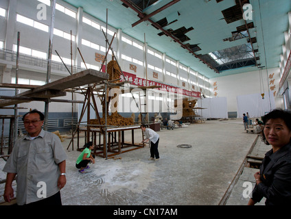 Construction of a bronze statue at Mansudae art studio, Pyongan ...