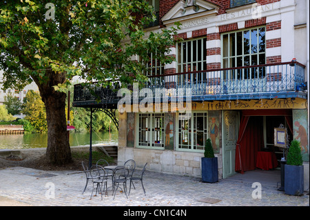 France, Yvelines, Chatou, the island of the Impressionists, a barge ...