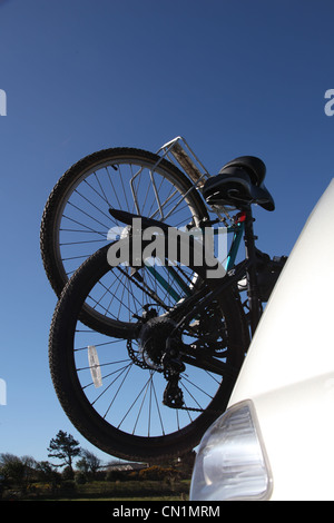 Two bikes loaded on to a rack on the back of a car Stock Photo - Alamy