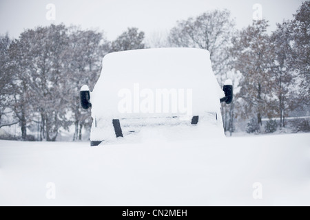 The car in the snow, covered with a white drift of snow Stock Photo - Alamy